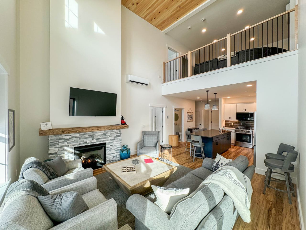 Brand New 2-Story Cranmore House at Ski Base with | Lake.com Rentals ...