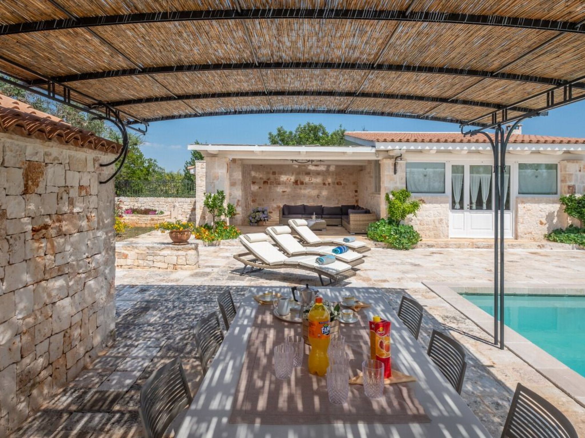 Luxuriöse Villa mit privatem Pool in der Nähe von Rentals | Lake.com