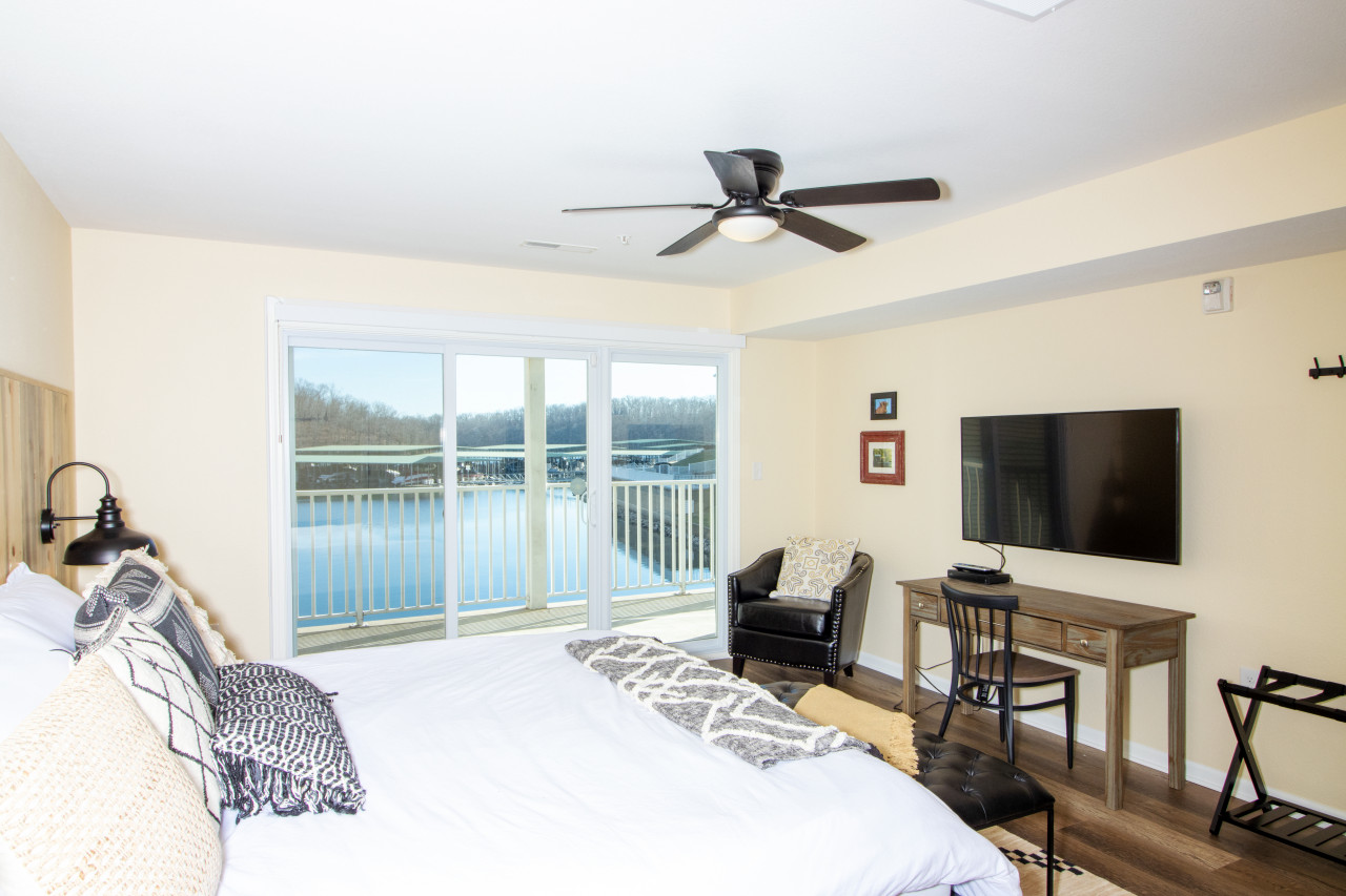 Lakefront Condominium Rental with Stunning State P | Lake.com Rentals ...