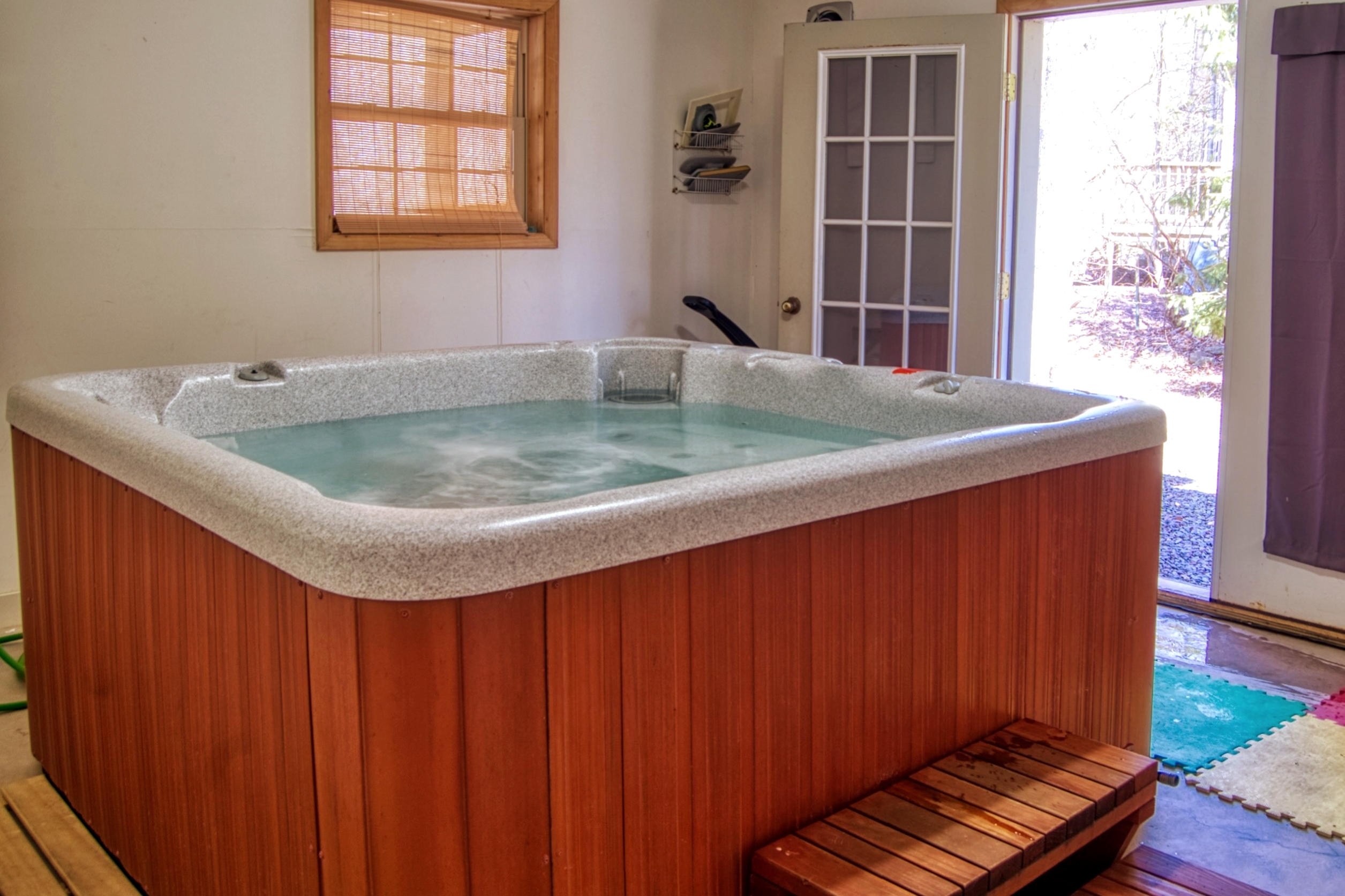Fun-Filled Family Getaway: Hot Tub, Sauna, Ping Po Rentals | Lake.com