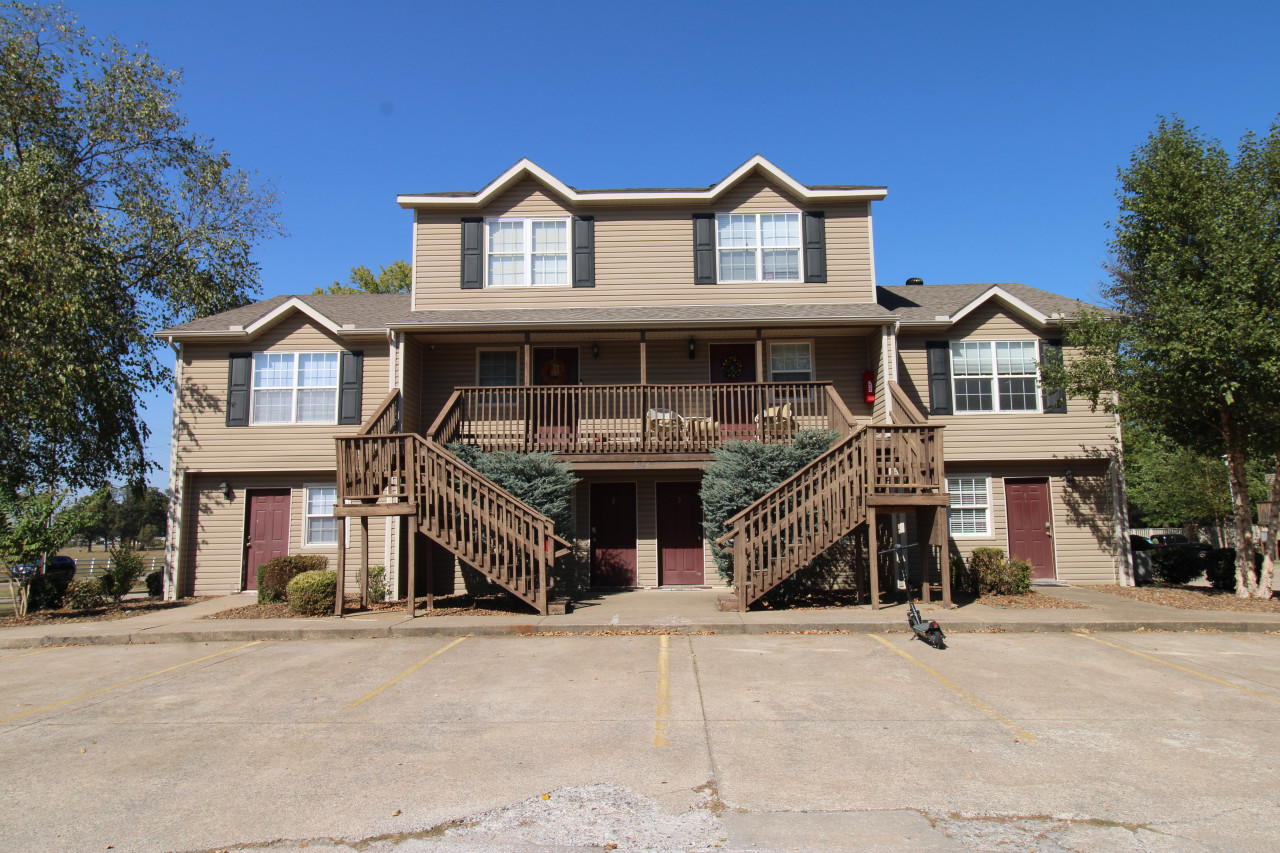 Bradford Place: Secure Condominium with Smoke Dete | Lake.com Rentals ...